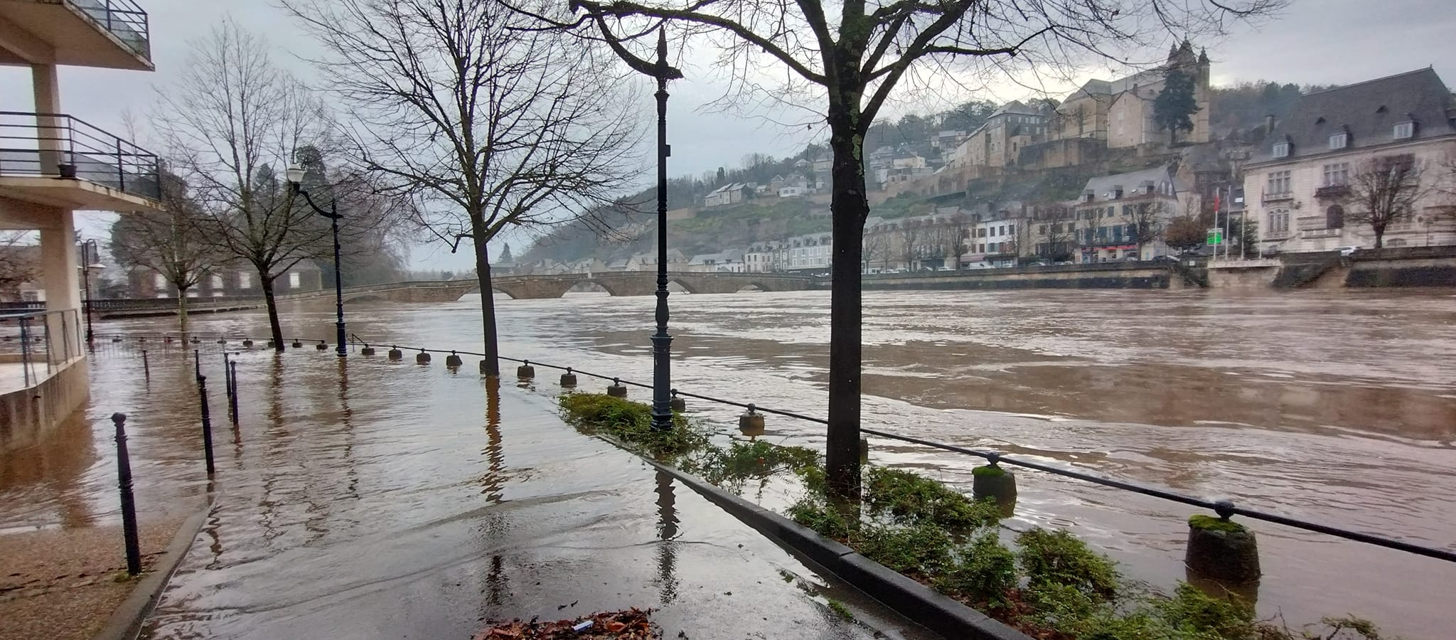 Inondation à Terrasson-Lavilledieu, Vallée de la Vézère, 12 décembre ...